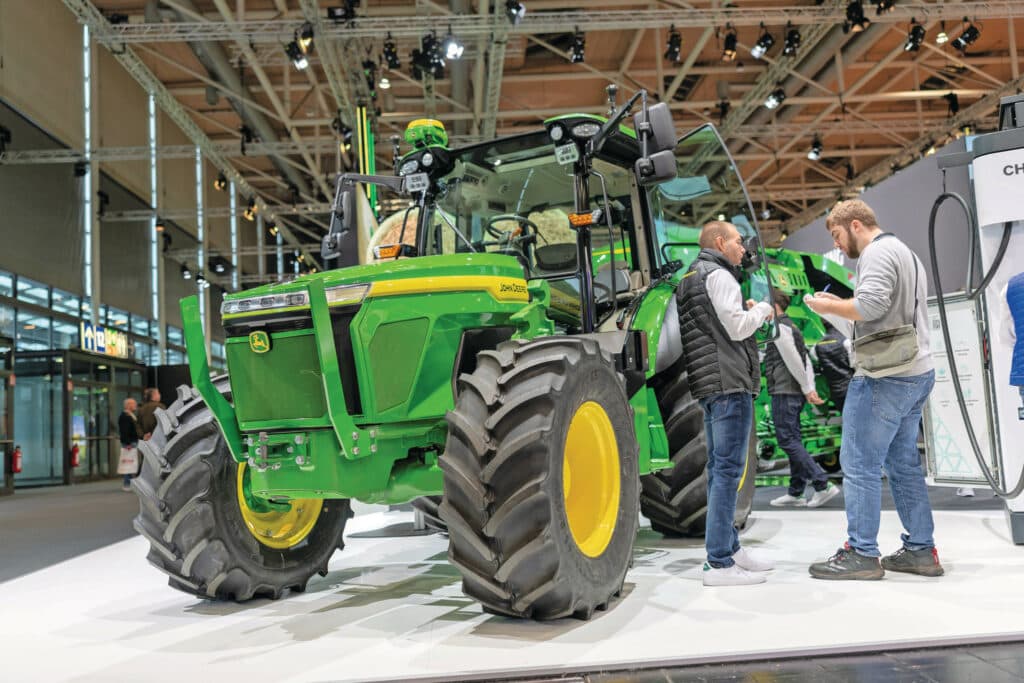 Elektrische trekker van John Deere dichterbij - Boerderij