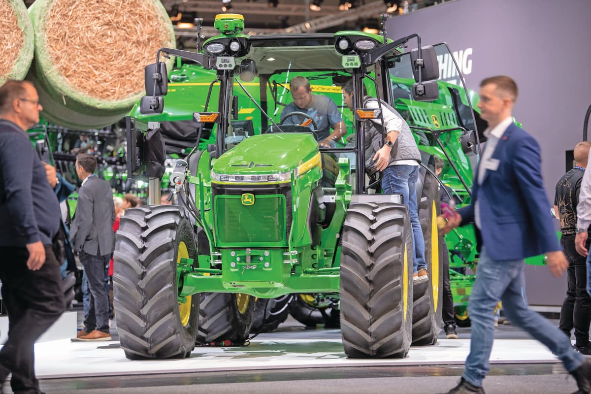 Elektrische trekker van John Deere dichterbij - Boerderij